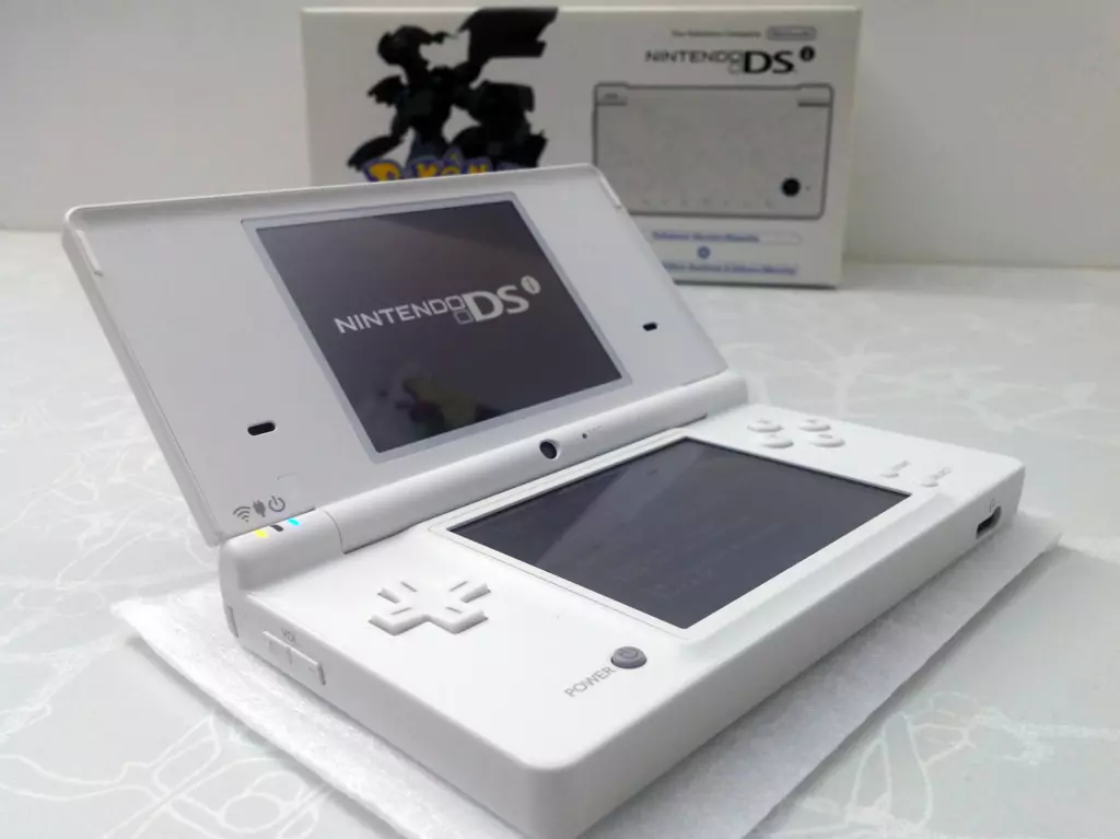 Console Nintendo DSi blanche + Pokémon version blanche - Acheter vendre ...